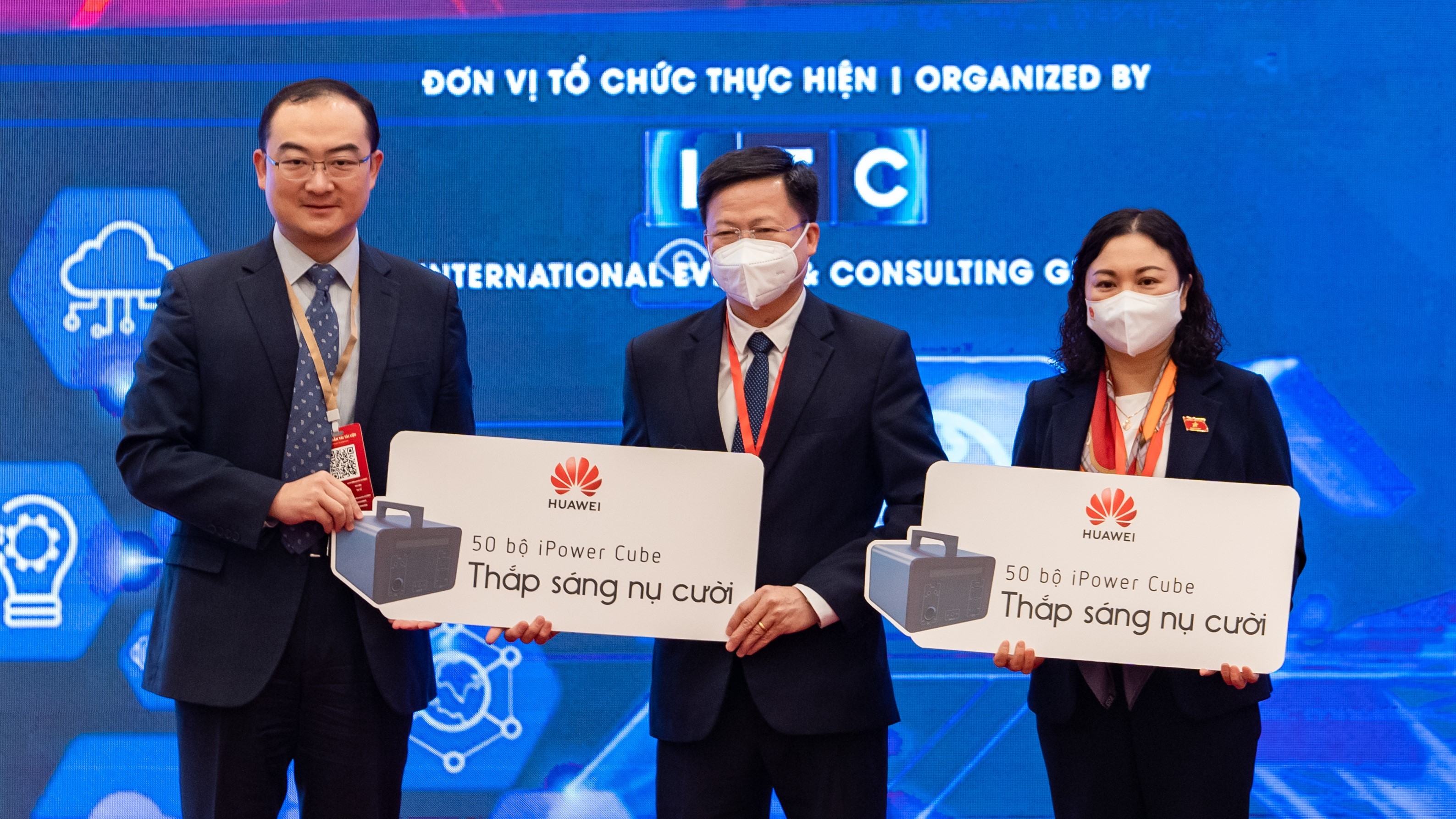 Huawei Việt Nam trao tặng 100 bộ thiết bị trạm sạc dự phòng di động cho ...